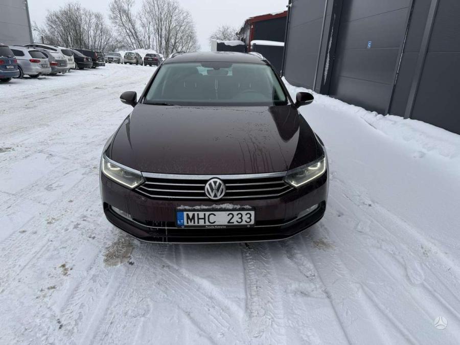 Red Volkswagen Passat 2017 in Vilnius, with an engine capacity of 1.97 L and mileage of 278 thousand km for 11800 €, photo 1 on AUTOMOTO.COM.LV