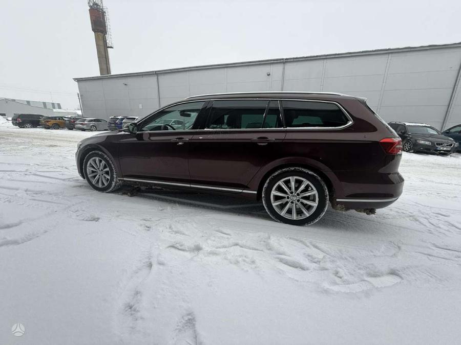 Red Volkswagen Passat 2017 in Vilnius, with an engine capacity of 1.97 L and mileage of 278 thousand km for 11800 €, photo 4 on AUTOMOTO.COM.LV
