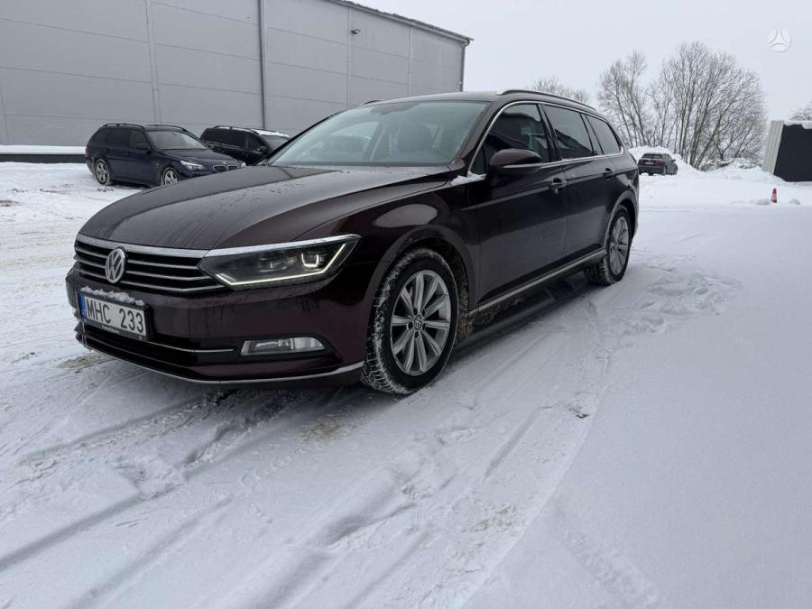 Red Volkswagen Passat 2017 in Vilnius, with an engine capacity of 1.97 L and mileage of 278 thousand km for 11800 €, photo 5 on AUTOMOTO.COM.LV