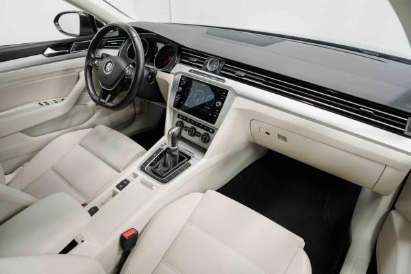 Sarkans Volkswagen Passat 2017 Tallina, ar dzinēja tilpumu 2.00 L un nobraukumu 164 tūkst. km par 13500 €, foto 7 vietnē AUTOMOTO.COM.LV