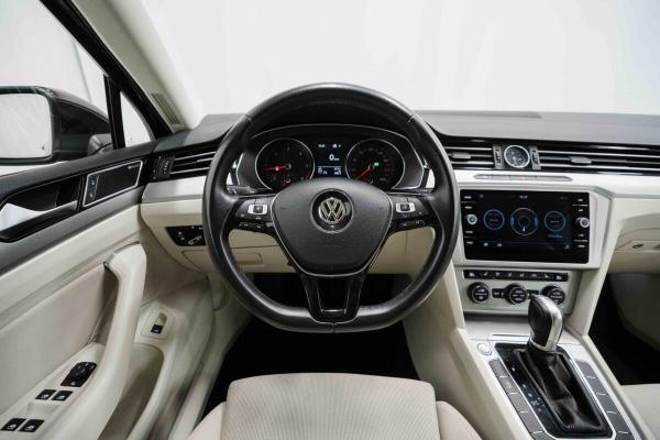Sarkans Volkswagen Passat 2017 Tallina, ar dzinēja tilpumu 2.00 L un nobraukumu 164 tūkst. km par 13500 €, foto 10 vietnē AUTOMOTO.COM.LV