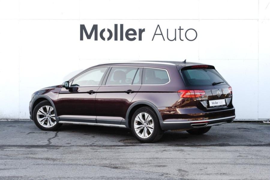 Red Volkswagen Passat 2017 in Riga, with an engine capacity of 2.00 L and mileage of 256 thousand km for 11800 €, photo 4 on AUTOMOTO.COM.LV