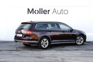 Red Volkswagen Passat 2017 in Riga, with an engine capacity of 2.00 L and mileage of 256 thousand km for 11800 €, photo 5 on AUTOMOTO.COM.LV