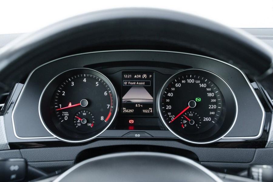 Red Volkswagen Passat 2017 in Riga, with an engine capacity of 2.00 L and mileage of 256 thousand km for 11800 €, photo 14 on AUTOMOTO.COM.LV