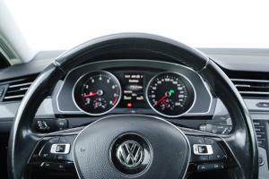 Red Volkswagen Passat 2017 in Riga, with an engine capacity of 2.00 L and mileage of 256 thousand km for 11800 €, photo 15 on AUTOMOTO.COM.LV