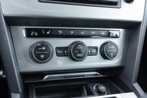 Red Volkswagen Passat 2017 in Riga, with an engine capacity of 2.00 L and mileage of 256 thousand km for 11800 €, photo 17 on AUTOMOTO.COM.LV