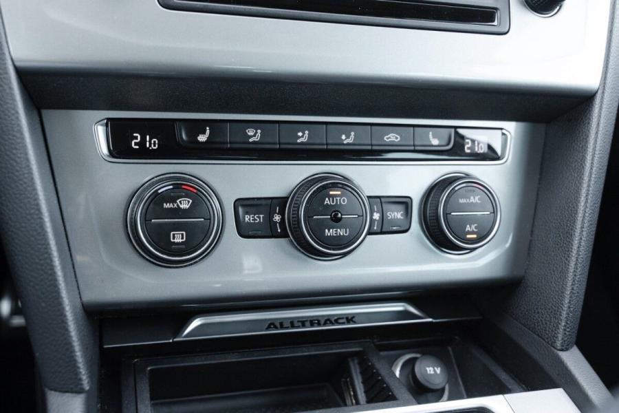Red Volkswagen Passat 2017 in Riga, with an engine capacity of 2.00 L and mileage of 256 thousand km for 11800 €, photo 17 on AUTOMOTO.COM.LV