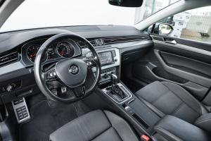 Red Volkswagen Passat 2017 in Riga, with an engine capacity of 2.00 L and mileage of 256 thousand km for 11800 €, photo 24 on AUTOMOTO.COM.LV