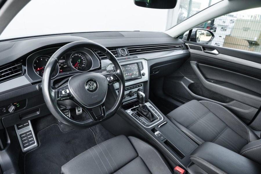 Red Volkswagen Passat 2017 in Riga, with an engine capacity of 2.00 L and mileage of 256 thousand km for 11800 €, photo 24 on AUTOMOTO.COM.LV