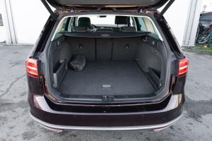 Red Volkswagen Passat 2017 in Riga, with an engine capacity of 2.00 L and mileage of 256 thousand km for 11800 €, photo 25 on AUTOMOTO.COM.LV