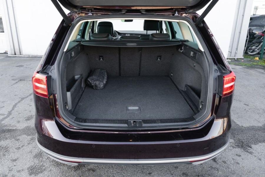 Red Volkswagen Passat 2017 in Riga, with an engine capacity of 2.00 L and mileage of 256 thousand km for 11800 €, photo 25 on AUTOMOTO.COM.LV