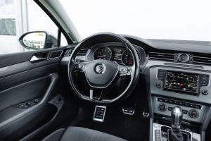 Red Volkswagen Passat 2017 in Riga, with an engine capacity of 2.00 L and mileage of 256 thousand km for 11800 €, photo 27 on AUTOMOTO.COM.LV