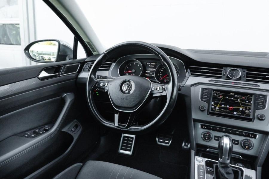 Red Volkswagen Passat 2017 in Riga, with an engine capacity of 2.00 L and mileage of 256 thousand km for 11800 €, photo 27 on AUTOMOTO.COM.LV