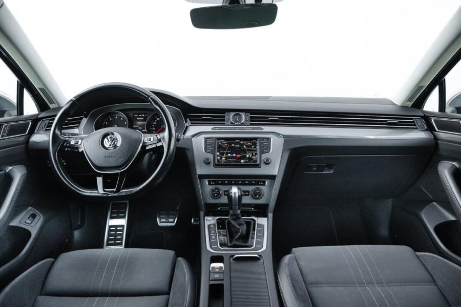 Red Volkswagen Passat 2017 in Riga, with an engine capacity of 2.00 L and mileage of 256 thousand km for 11800 €, photo 28 on AUTOMOTO.COM.LV