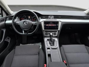 Red Volkswagen Passat 2018 in Parnu, with an engine capacity of 2.00 L and mileage of 171 thousand km for 12900 €, photo 6 on AUTOMOTO.COM.LV