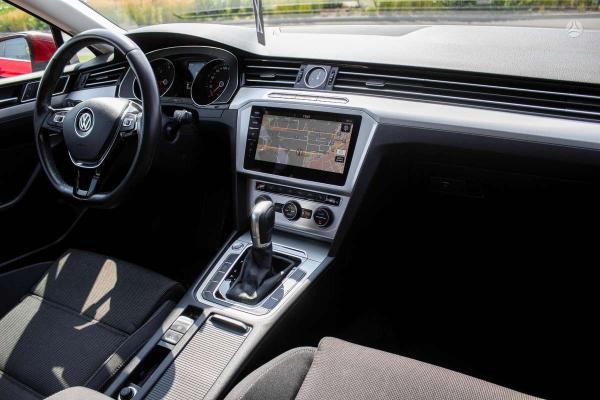 Red Volkswagen Passat 2018 in Kaunas, with an engine capacity of 1.60 L and mileage of 193 thousand km for 11300 €, photo 9 on AUTOMOTO.COM.LV
