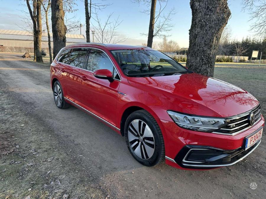 Red Volkswagen Passat 2020 in Kaunas, with an engine capacity of 1.40 L and mileage of 99 thousand km for 17950 €, photo 1 on AUTOMOTO.COM.LV