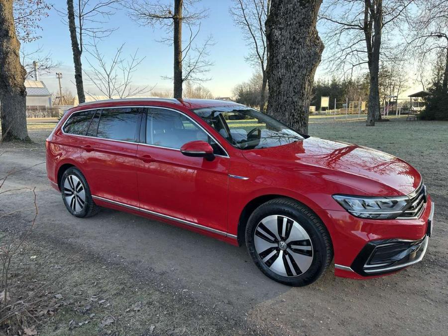 Red Volkswagen Passat 2020 in Kaunas, with an engine capacity of 1.40 L and mileage of 99 thousand km for 17950 €, photo 2 on AUTOMOTO.COM.LV