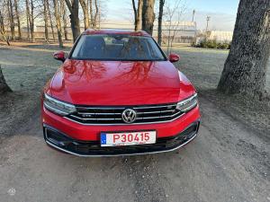 Red Volkswagen Passat 2020 in Kaunas, with an engine capacity of 1.40 L and mileage of 99 thousand km for 17950 €, photo 3 on AUTOMOTO.COM.LV