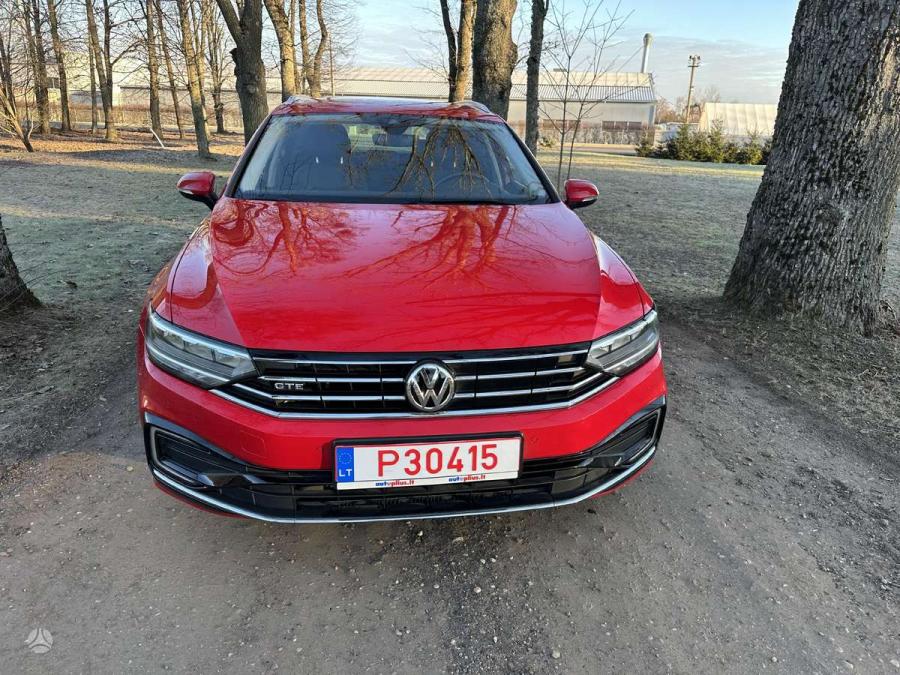 Red Volkswagen Passat 2020 in Kaunas, with an engine capacity of 1.40 L and mileage of 99 thousand km for 17950 €, photo 3 on AUTOMOTO.COM.LV