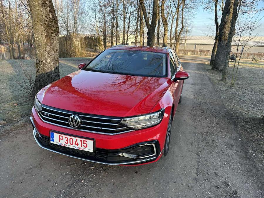 Red Volkswagen Passat 2020 in Kaunas, with an engine capacity of 1.40 L and mileage of 99 thousand km for 17950 €, photo 4 on AUTOMOTO.COM.LV
