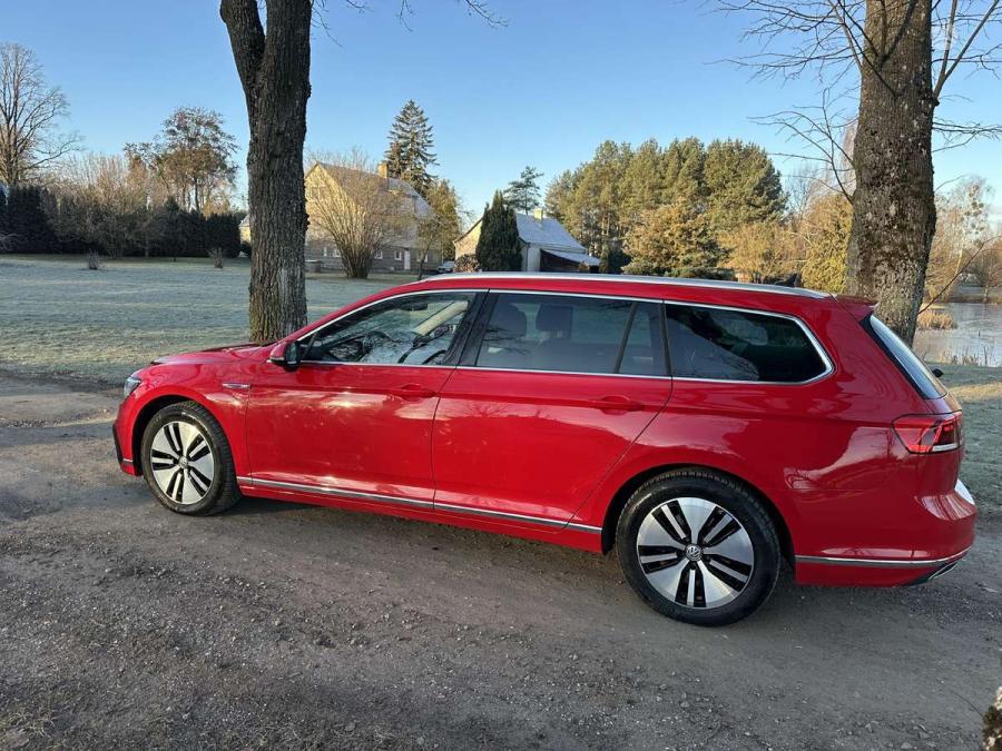 Red Volkswagen Passat 2020 in Kaunas, with an engine capacity of 1.40 L and mileage of 99 thousand km for 17950 €, photo 5 on AUTOMOTO.COM.LV