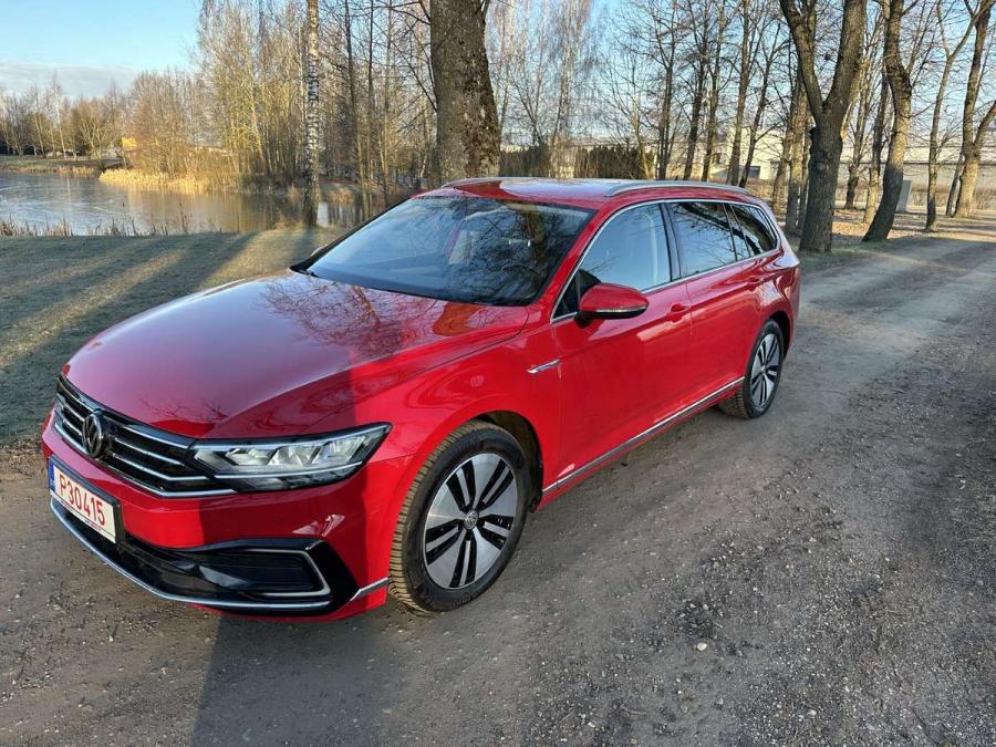 Red Volkswagen Passat 2020 in Kaunas, with an engine capacity of 1.40 L and mileage of 99 thousand km for 17950 €, photo 6 on AUTOMOTO.COM.LV
