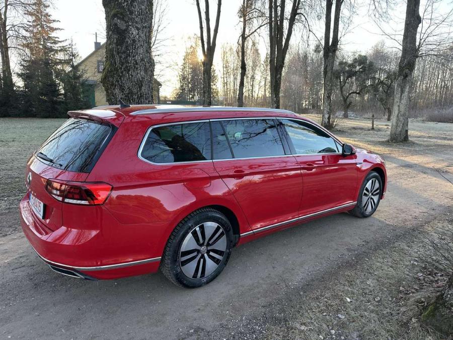Red Volkswagen Passat 2020 in Kaunas, with an engine capacity of 1.40 L and mileage of 99 thousand km for 17950 €, photo 10 on AUTOMOTO.COM.LV