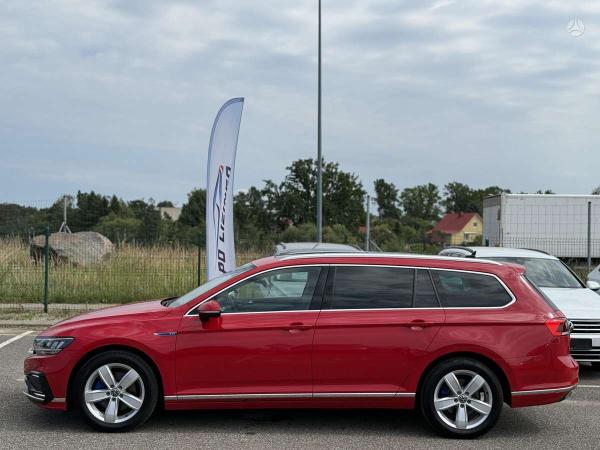 Red Volkswagen Passat 2021 in Vilnius, with an engine capacity of 1.40 L and mileage of 172 thousand km for 15499 €, photo 4 on AUTOMOTO.COM.LV