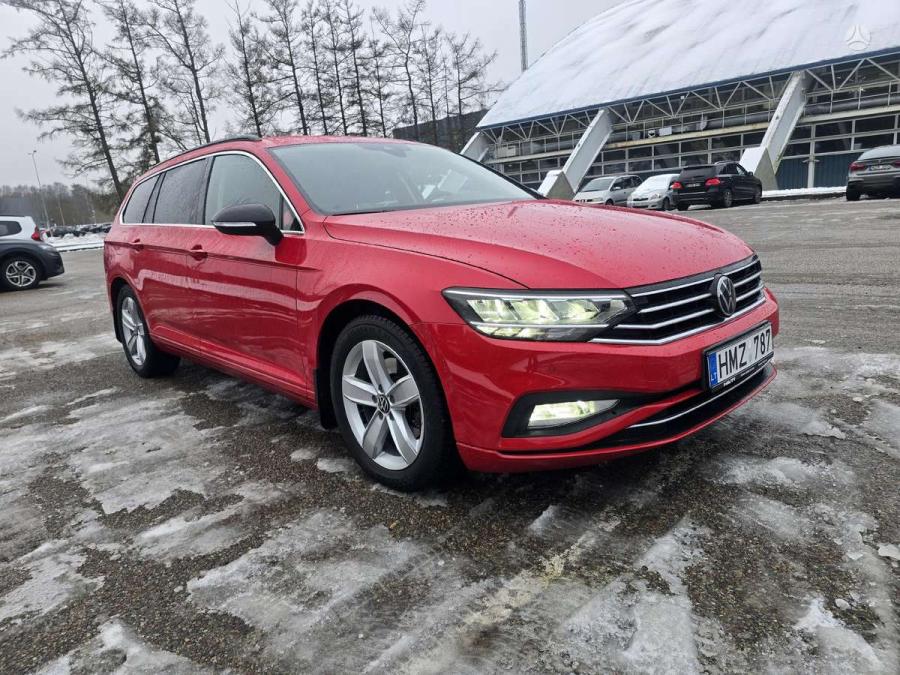 Red Volkswagen Passat 2022 in Vilnius, with an engine capacity of 1.97 L and mileage of 72 thousand km for 18800 €, photo 3 on AUTOMOTO.COM.LV