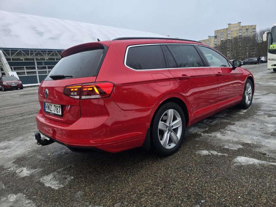 Red Volkswagen Passat 2022 in Vilnius, with an engine capacity of 1.97 L and mileage of 72 thousand km for 18800 €, photo 5 on AUTOMOTO.COM.LV