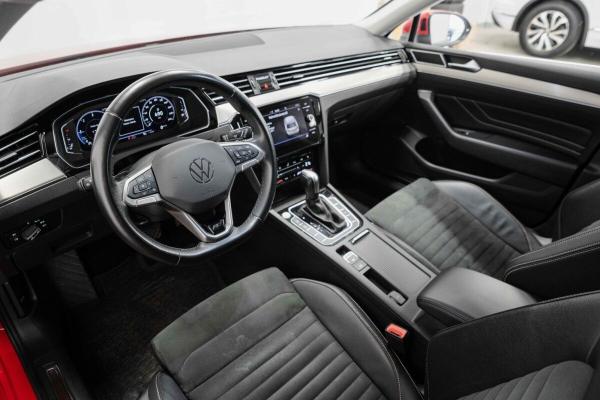 Red Volkswagen Passat 2023 in Tallinn, with an engine capacity of 2.00 L and mileage of 126 thousand km for 24200 €, photo 9 on AUTOMOTO.COM.LV