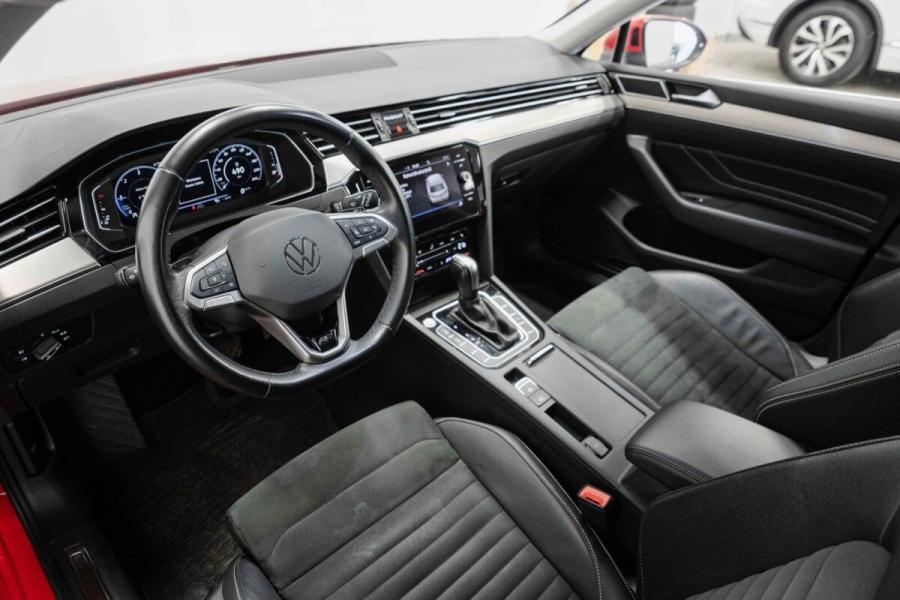 Red Volkswagen Passat 2023 in Tallinn, with an engine capacity of 2.00 L and mileage of 126 thousand km for 24200 €, photo 9 on AUTOMOTO.COM.LV