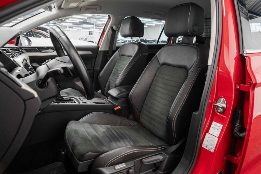 Red Volkswagen Passat 2023 in Tallinn, with an engine capacity of 2.00 L and mileage of 126 thousand km for 24200 €, photo 12 on AUTOMOTO.COM.LV