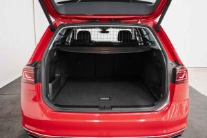Red Volkswagen Passat 2023 in Tallinn, with an engine capacity of 2.00 L and mileage of 126 thousand km for 24200 €, photo 16 on AUTOMOTO.COM.LV