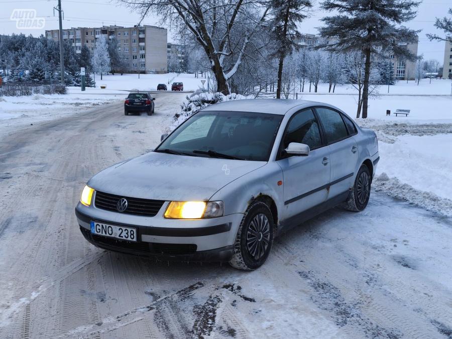 Volkswagen Passat 1997 in Vilnius, with an engine capacity of 1.60 L and mileage of 350 thousand km for 599 €, photo 1 on AUTOMOTO.COM.LV