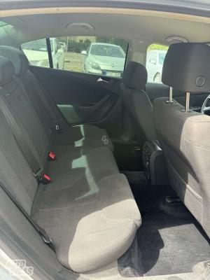 Volkswagen Passat 2005 in Silute, with an engine capacity of 2.00 L and mileage of 371 thousand km for 950 €, photo 14 on AUTOMOTO.COM.LV