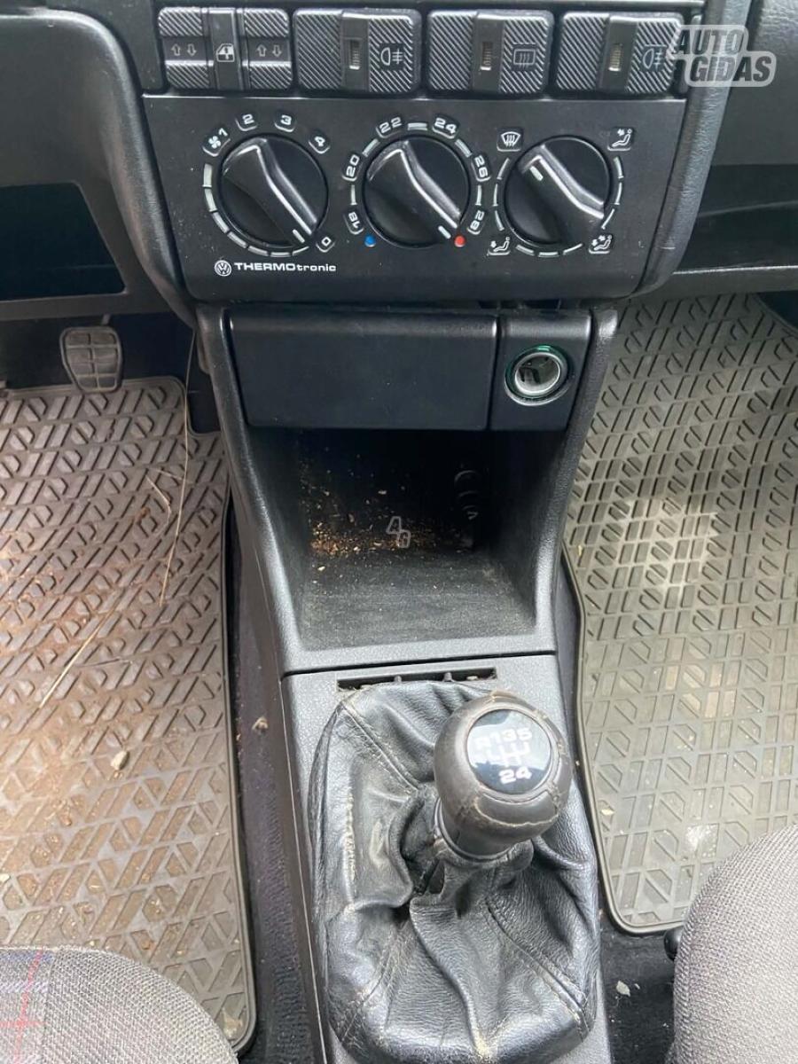 Volkswagen Passat 1992 in Gargzdai, with an engine capacity of 2.80 L and mileage of 379 thousand km for 2000 €, photo 13 on AUTOMOTO.COM.LV