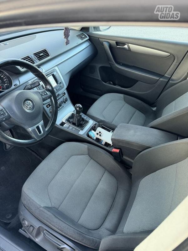 Volkswagen Passat 2013 in Klaipeda, with an engine capacity of 1.60 L and mileage of 312 thousand km for 4000 €, photo 9 on AUTOMOTO.COM.LV