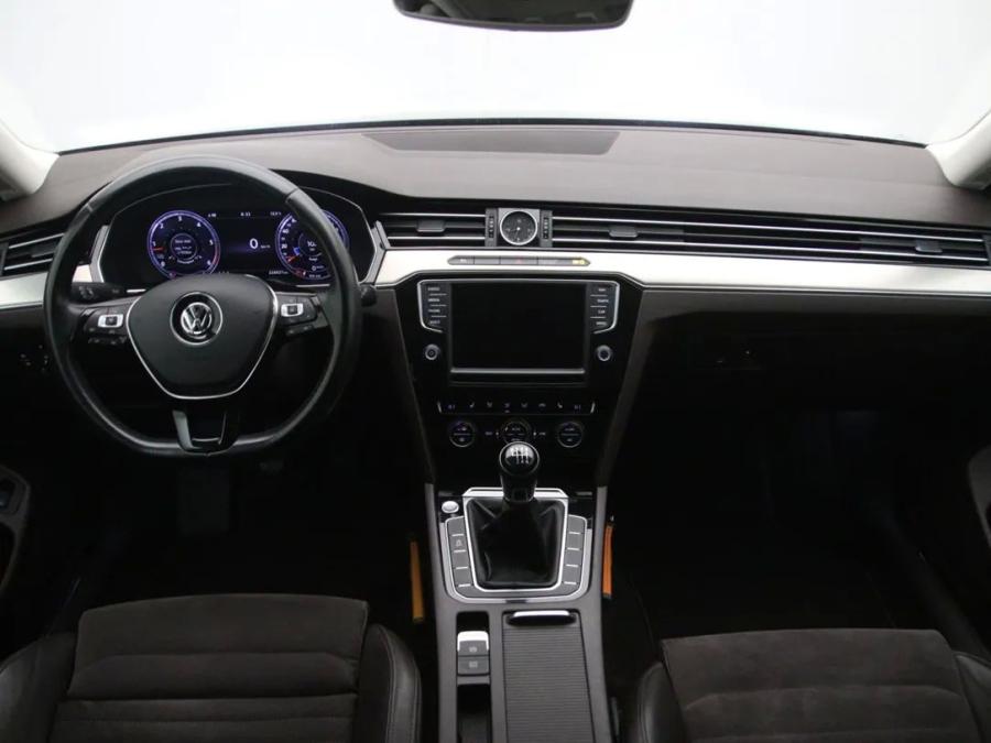 Volkswagen Passat 2015 in Vilnius, with an engine capacity of 1.60 L and mileage of 229 thousand km for 9999 €, photo 3 on AUTOMOTO.COM.LV
