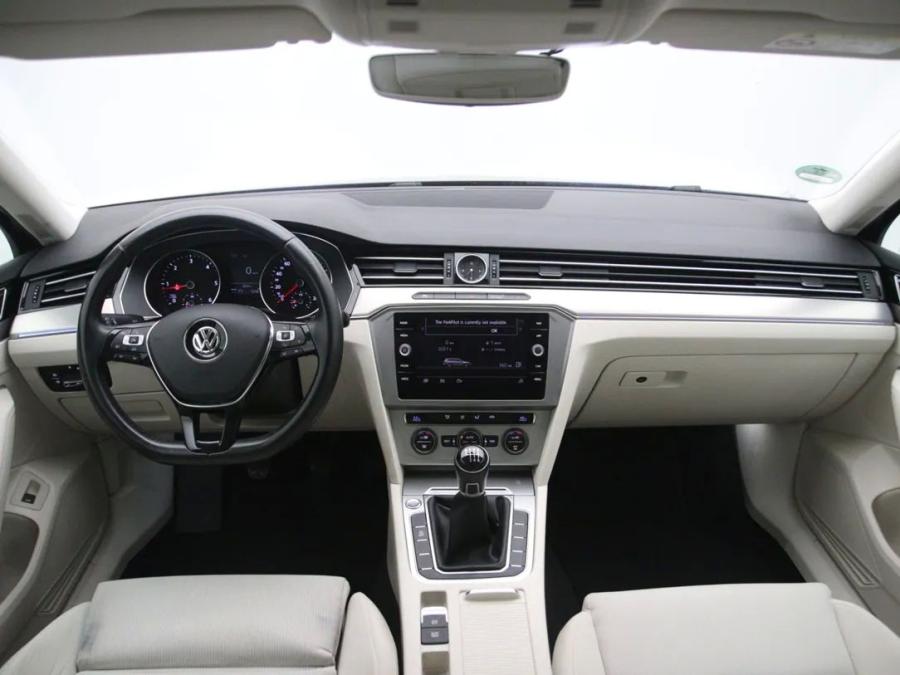 Volkswagen Passat 2015 in Vilnius, with an engine capacity of 1.60 L and mileage of 210 thousand km for 8899 €, photo 3 on AUTOMOTO.COM.LV