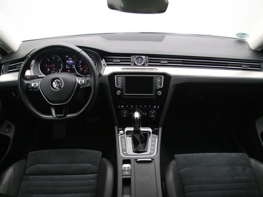 Volkswagen Passat 2016 in Vilnius, with an engine capacity of 2.00 L and mileage of 215 thousand km for 12899 €, photo 2 on AUTOMOTO.COM.LV