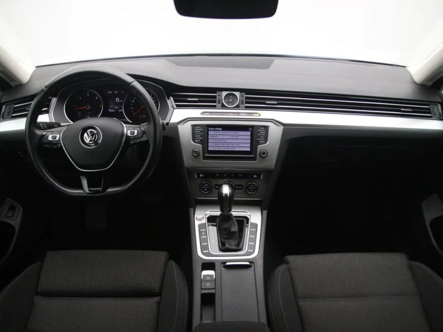 Volkswagen Passat 2016 in Vilnius, with an engine capacity of 1.60 L and mileage of 238 thousand km for 9999 €, photo 3 on AUTOMOTO.COM.LV