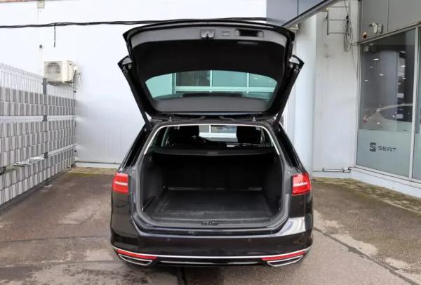 Black Volkswagen passat-variant 2019 in Riga, with an engine capacity of 2.00 L and mileage of 224 thousand km for 13490 €, photo 10 on AUTOMOTO.COM.LV