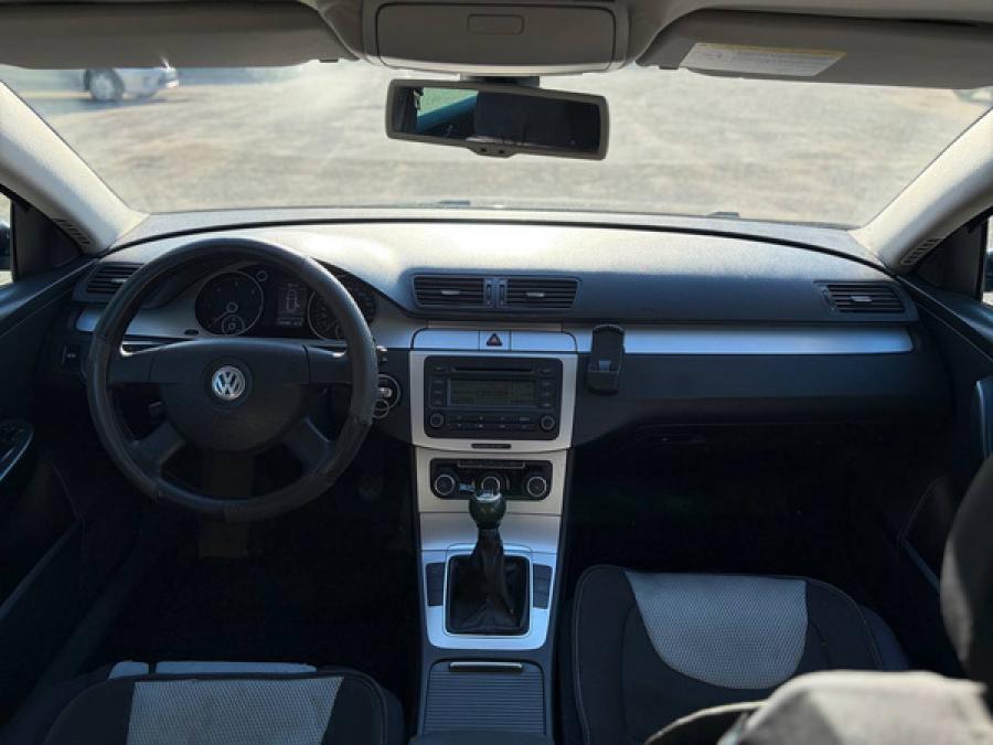 Black Volkswagen passat-variant 2010 in Narva, with an engine capacity of 2.00 L and mileage of 235 thousand km for 1390 €, photo 6 on AUTOMOTO.COM.LV