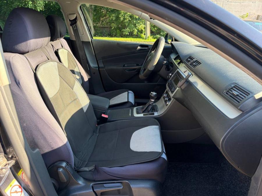 Black Volkswagen passat-variant 2010 in Narva, with an engine capacity of 2.00 L and mileage of 235 thousand km for 1390 €, photo 9 on AUTOMOTO.COM.LV