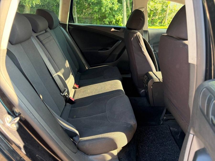 Black Volkswagen passat-variant 2010 in Narva, with an engine capacity of 2.00 L and mileage of 235 thousand km for 1390 €, photo 16 on AUTOMOTO.COM.LV