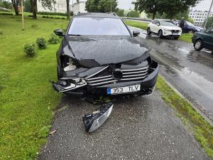 Melns Volkswagen passat-variant 2013 Kunda, ar dzinēja tilpumu 0.00 L un nobraukumu 237 tūkst. km par 2100 €, foto  vietnē AUTOMOTO.COM.LV