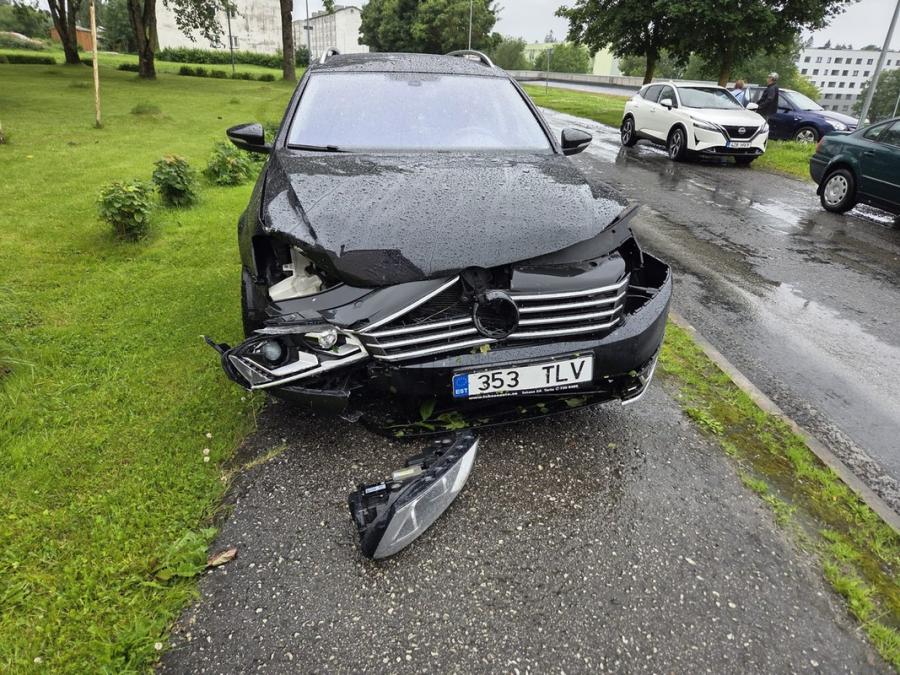 Melns Volkswagen passat-variant 2013 Kunda, ar dzinēja tilpumu 0.00 L un nobraukumu 237 tūkst. km par 2100 €, foto 9 vietnē AUTOMOTO.COM.LV