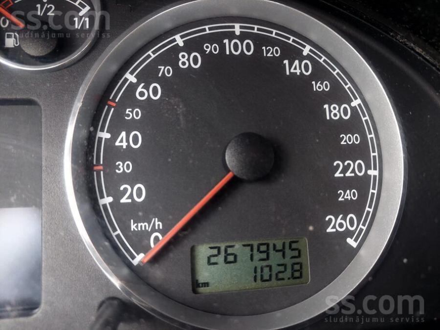 Серый Фольксваген Пассат Вариант 2003 в Талси, объемом двигателя 1.90 л и пробегом 268 тыс. км за 1300 €, фото 4 на AUTOMOTO.COM.LV